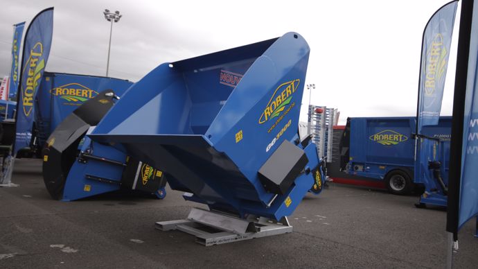 Le godet Robert étalle la paille en deux temps, trois mouvements
