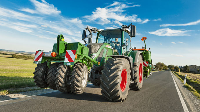 Le tasse-avant T-Pack U à roues d'Amazone pèse plus de 1 200 kg