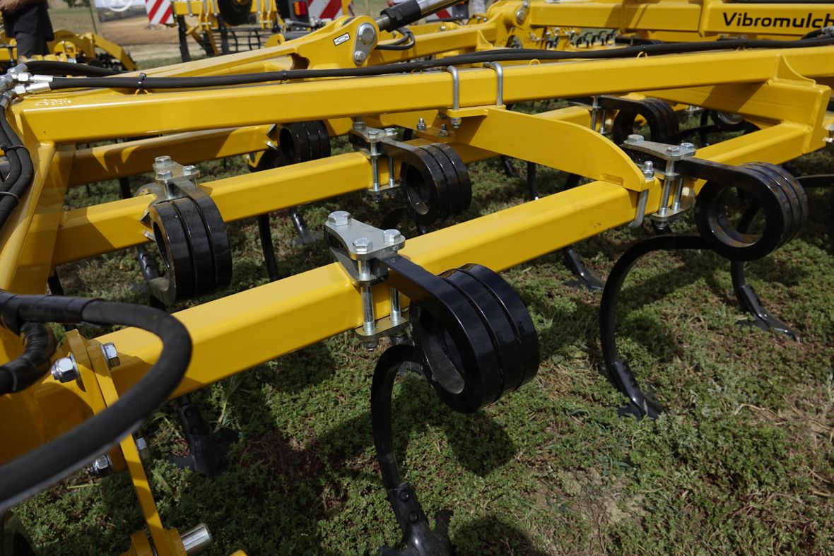 Agrisem : dents queue-de-cochon à trois spires sur le vibroculteur
