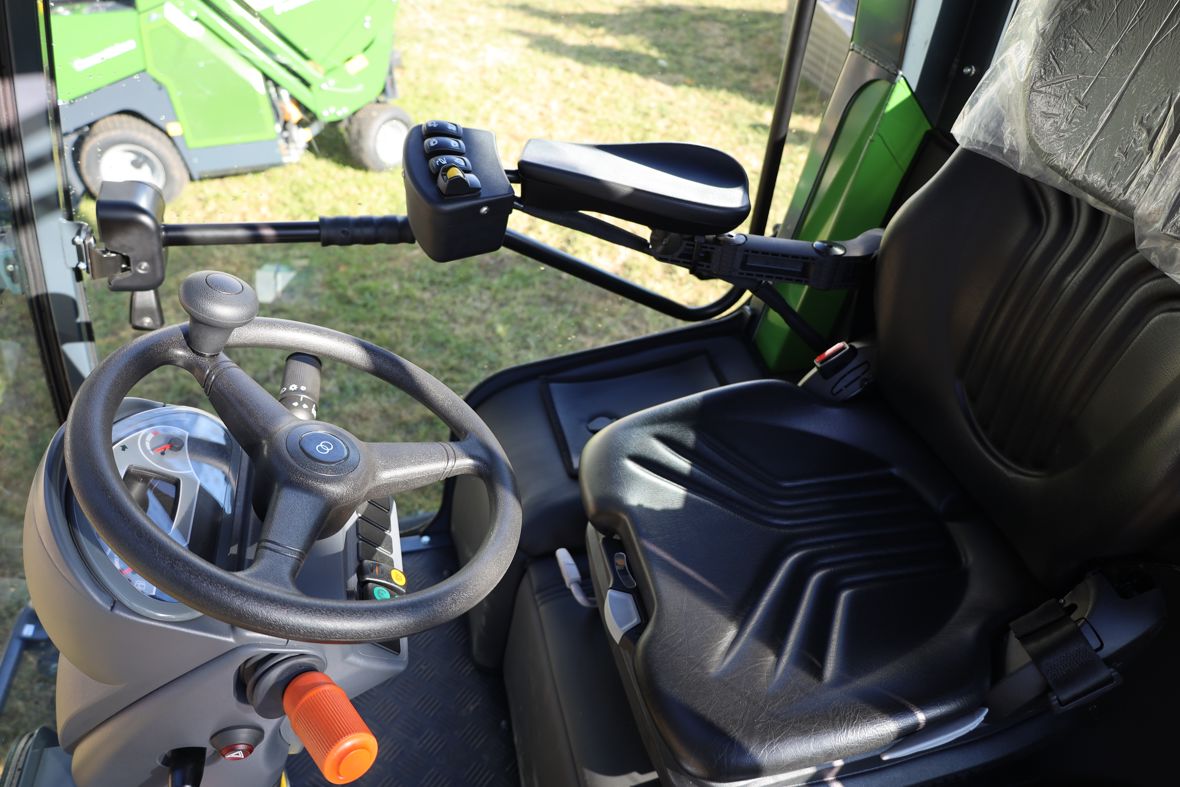 Amazone propose une cabine sur la tondeuse Profihopper 1500 SmartLine