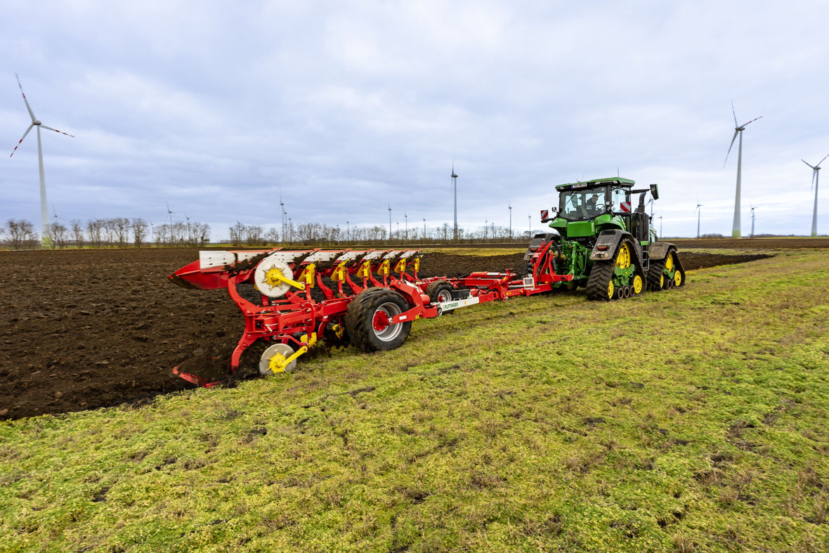 Pöttinger : la charrue monoroue Servo T 6000 On-Land laboure en hors-raie