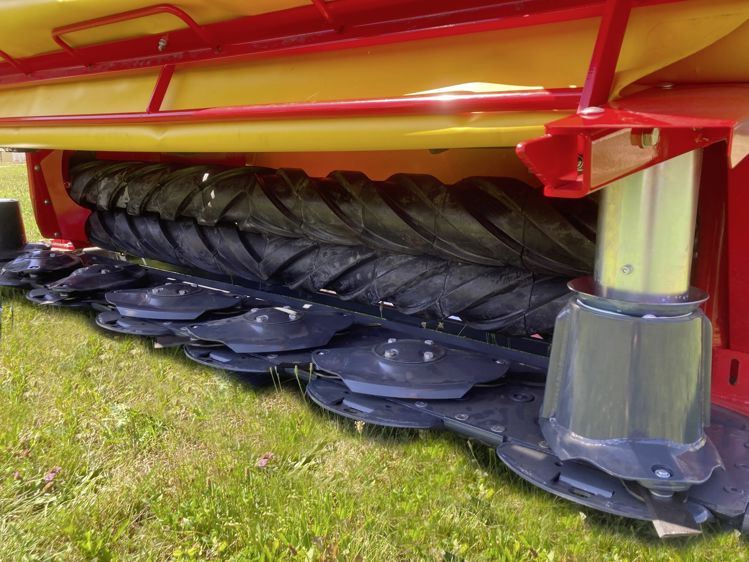 Fenaison : Rozmital lance une faucheuse conditionneuse frontale à disques