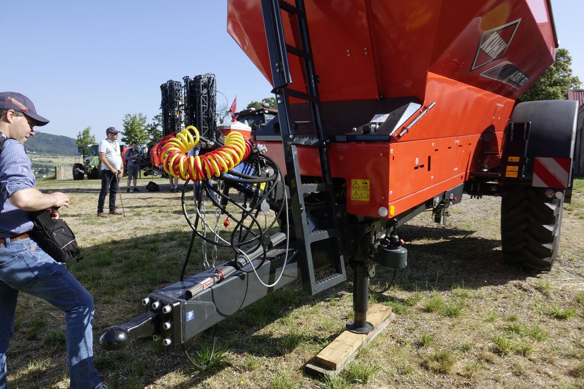 [Distributeur d'engrais]Kuhn Axent 90.1 un distributeur traîné grand format