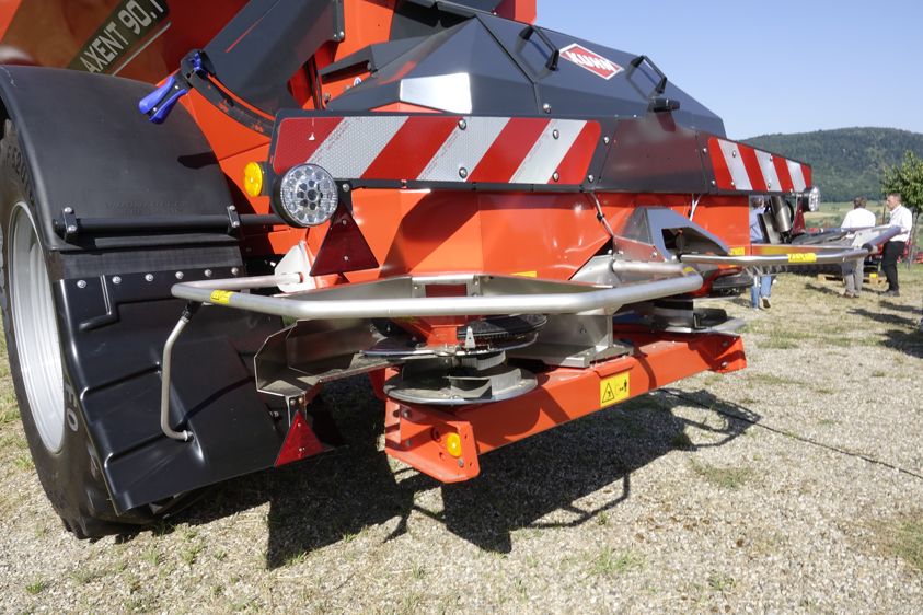 [Distributeur d'engrais]Kuhn Axent 90.1 un distributeur traîné grand format