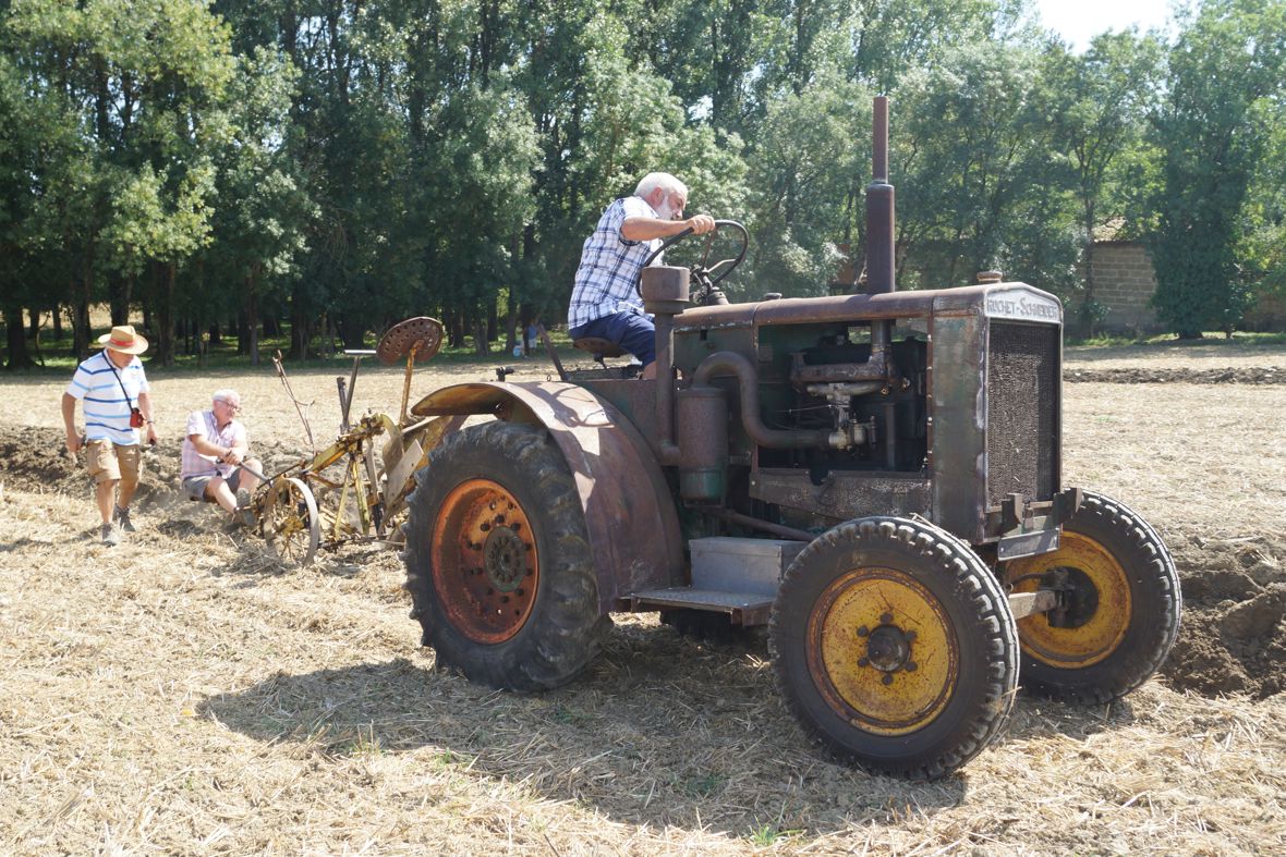 Rochet-Schneider a construit seulement une centaine de tracteurs.