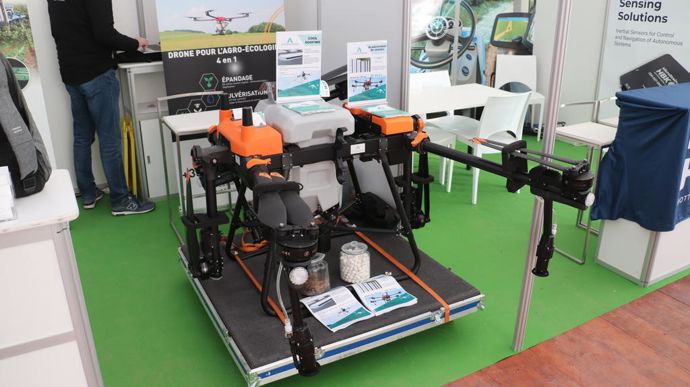 Agrodrone sort un drone capable de soulever 95 kg.