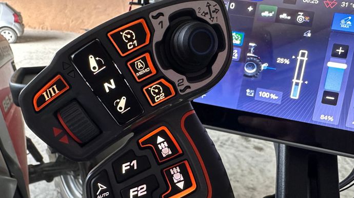 Le DataTronic 5 du Massey Ferguson 8S305 à l'essai