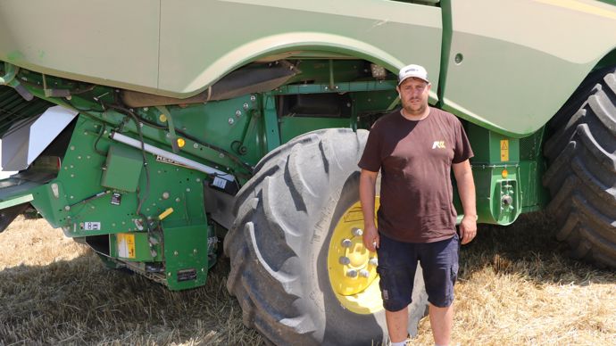 « Notre moissonneuse broie le ray-grass